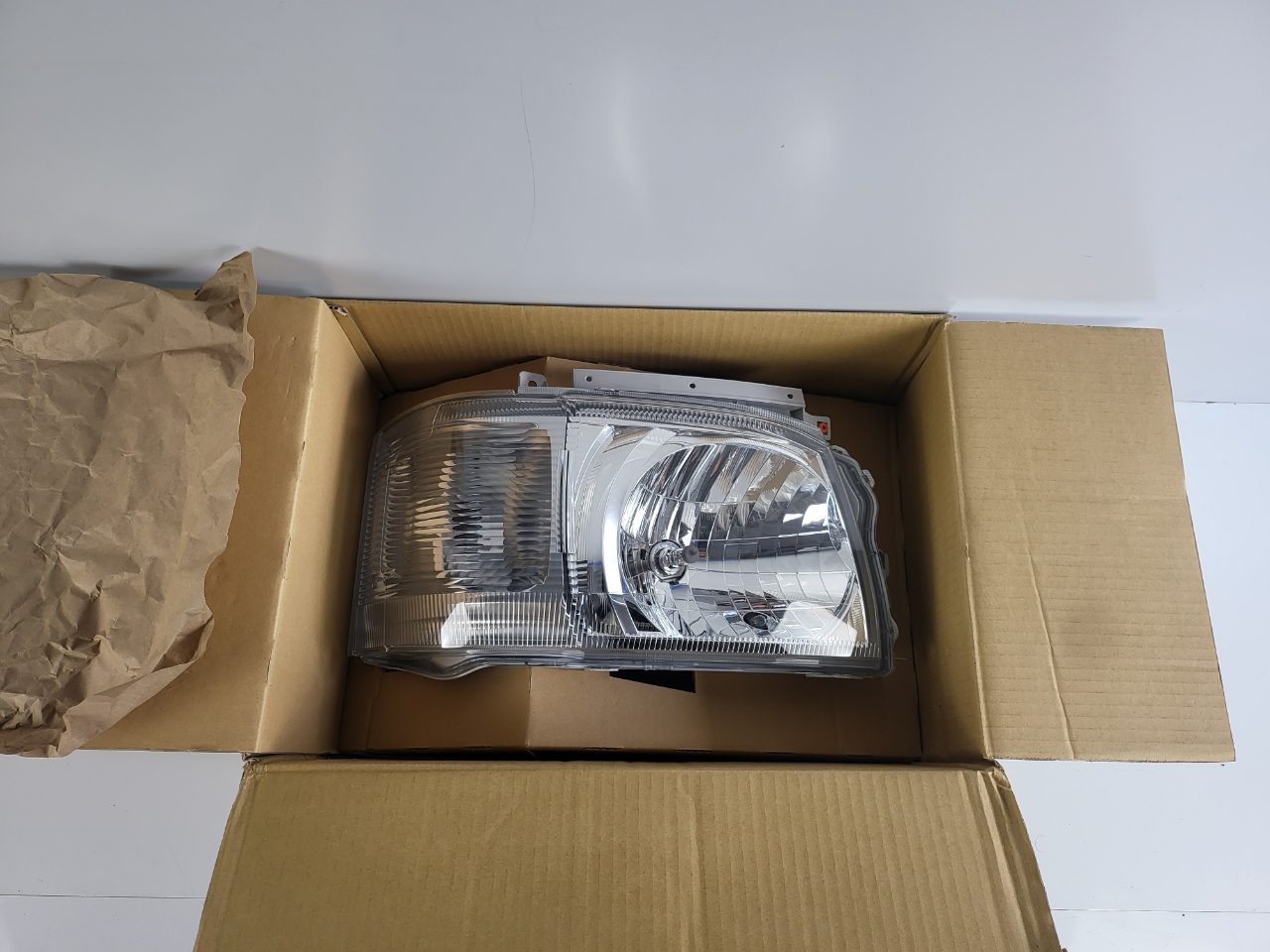 Genuine RH Headlight Toyota Hiace H200 Pre Facelift 2004 - 2010 New