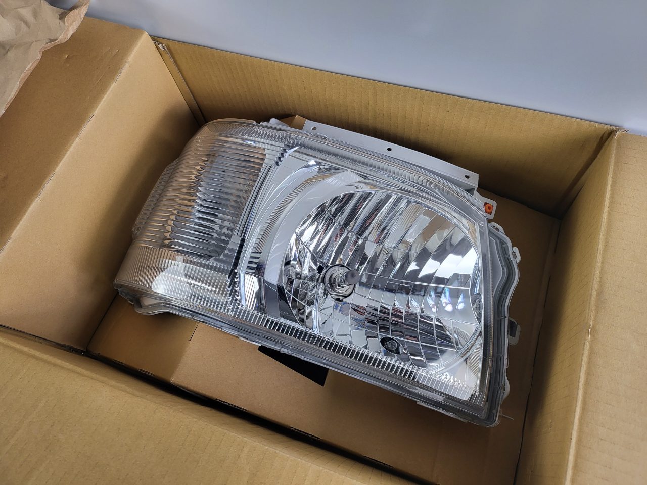 Genuine RH Headlight Toyota Hiace H200 Pre Facelift 2004 - 2010 New